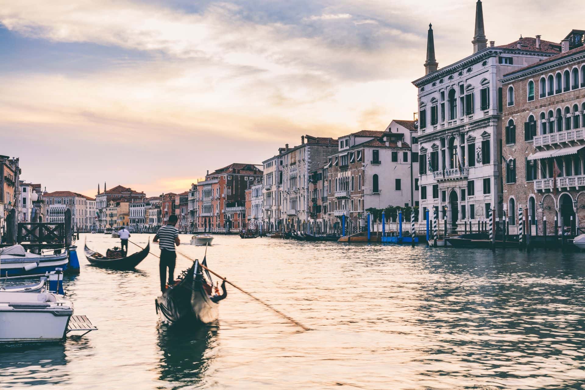 Venetian Gondoliers: 10 Fascinating Insights into the Masters of the ...