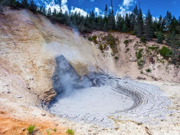 17 Short and Easy Hikes in Yellowstone Perfect for All Ages (Maps ...