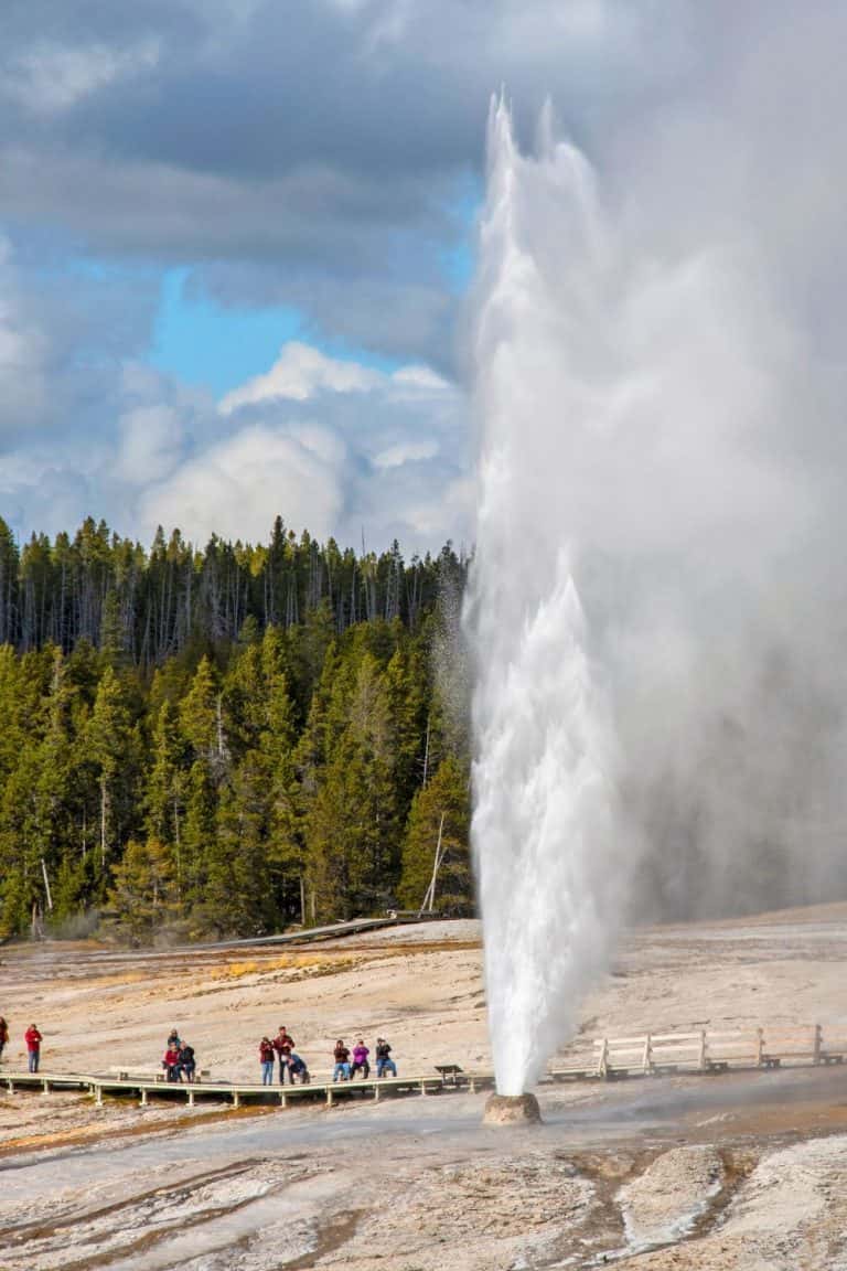 Guide to the Upper Geyser Basin in Yellowstone (5 Sections, Trails ...